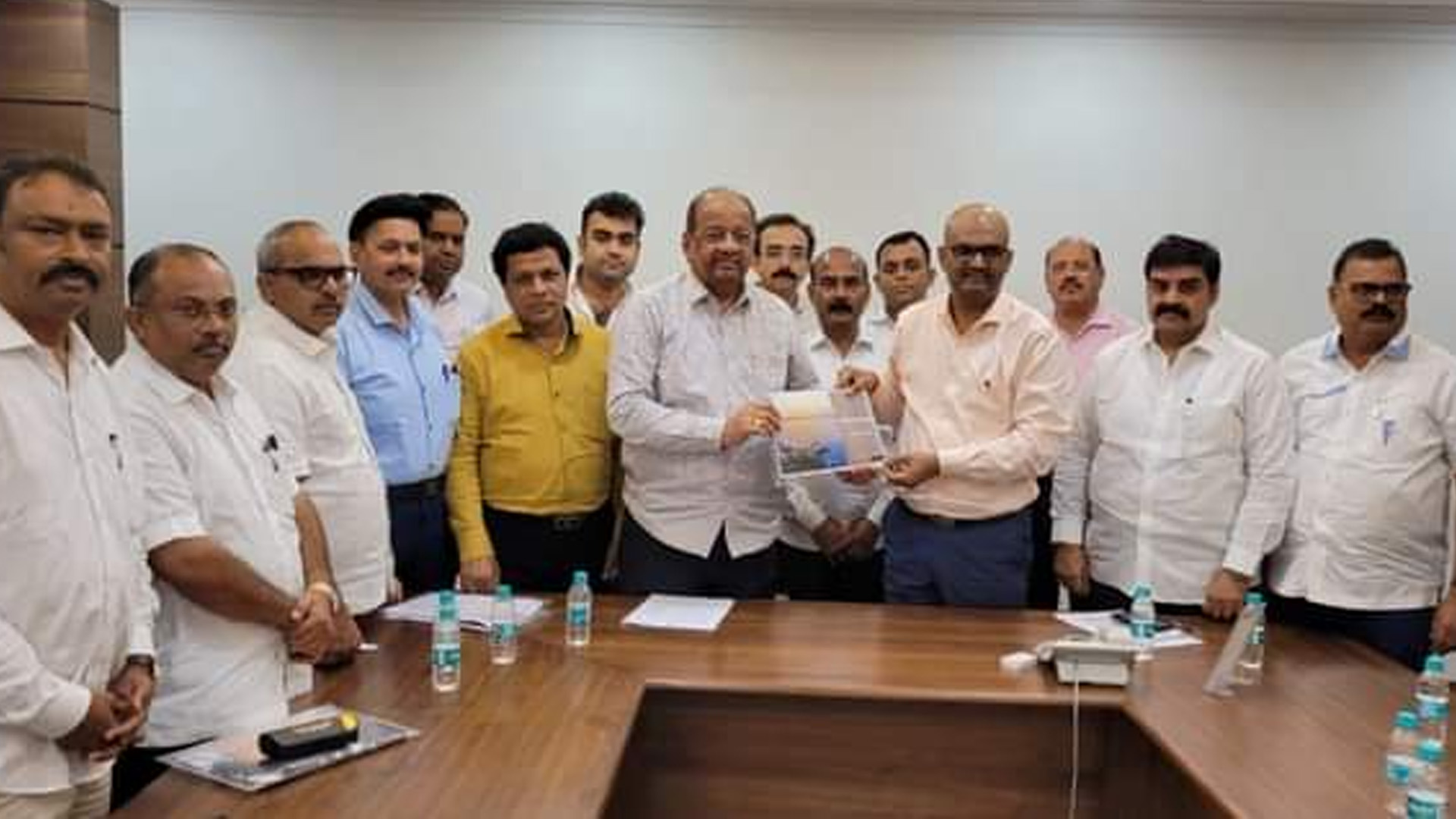 MP Gopal Shetty: सांसद गोपाल शेट्टी ने अधिकारियों से अहम बैठक की