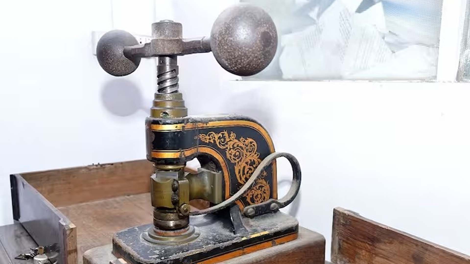 मुंबई नगर निगम में आज भी काम कर रही 150 साल Old Sealing Machine