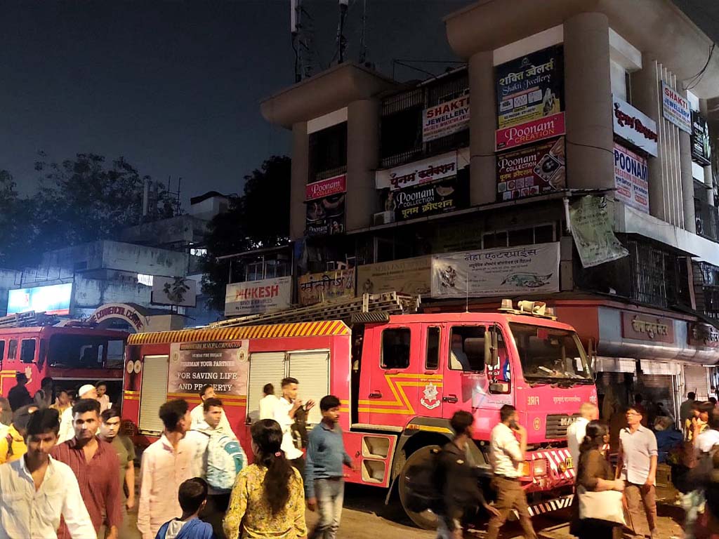 Malad Fire: मलाड के शॉपिंग सेंटर में लगी आग, दमकल की 9 गाड़िया पहुंची