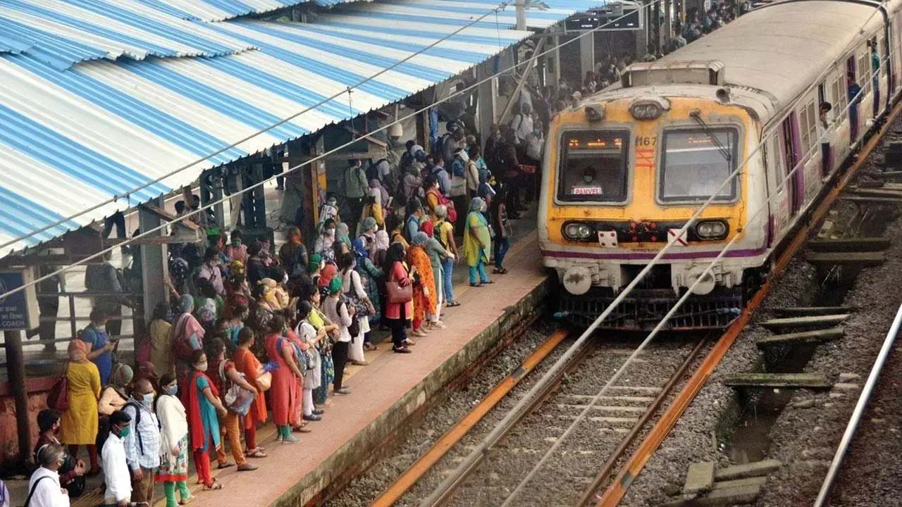 Mumbai Local New Time: आज से मुंबई लोकल ट्रेन के टाइमिंग हुए चेंज...