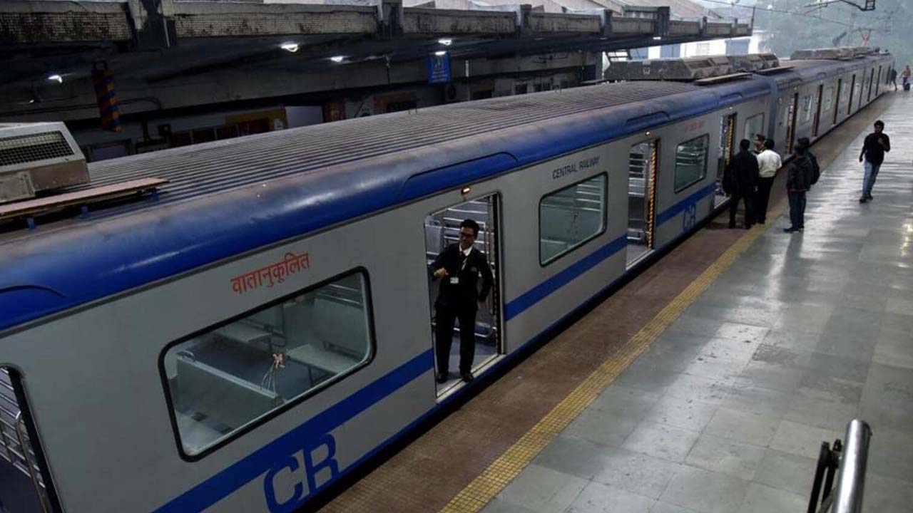 Mumbai AC Local Train: मुंबई के AC लोकल ट्रेन में बेटिकेट यात्रा ...