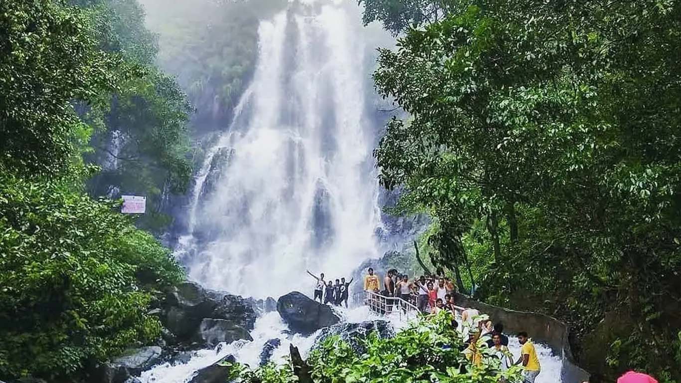 Amboli Waterfall: अम्बोली घाट झरना क्षेत्र में 13 पर्यटकों के खिलाफ वन ...