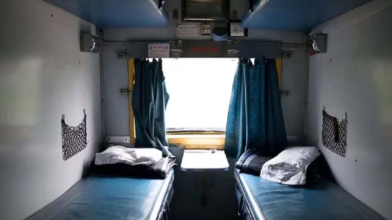 Upper Birth Fell On Passenger: ट्रेन में निचली सीट पर बैठे यात्री ...