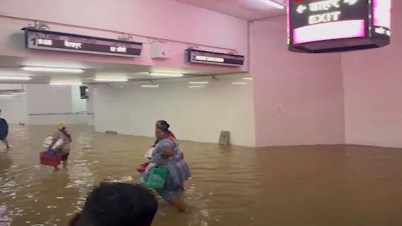 Uran Railway Station: मुंबई रेलवे यात्रियोंको करना पड़ा भारी ...