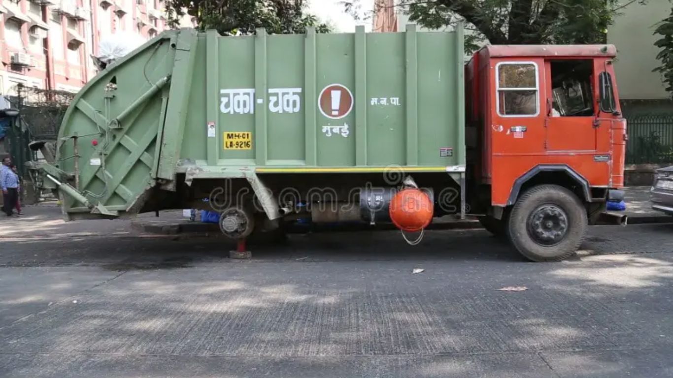 BMC garbage truck : तोड़ा सिग्नल, स्थानीय निवासी ने उठाए सवाल
